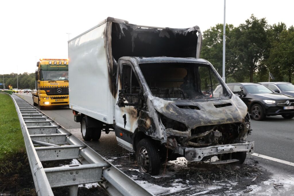 Bestelwagen vat vlam op snelweg A2 tussen Vught en Boxtel - 112Brabant