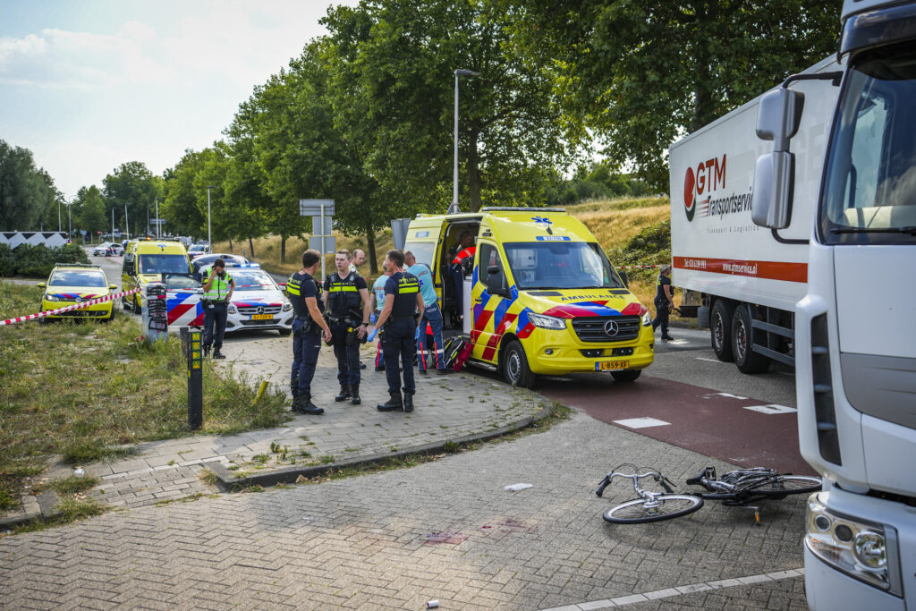 Fietser loopt ernstig letsel op na ongeval met vrachtwagen - 112Brabant