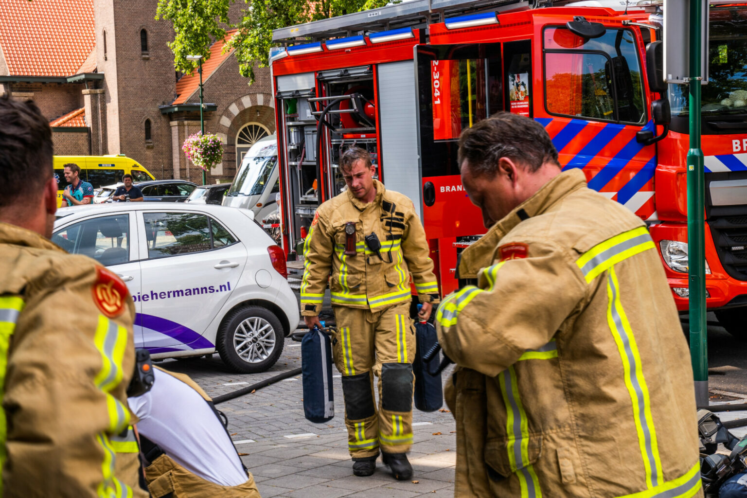 Voorbijganger meldt keukenbrand in appartement en weet erger te ...