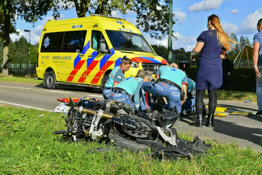 Motorrijder crasht tegen lantaarnpaal en raakt zwaargewond - 112Brabant
