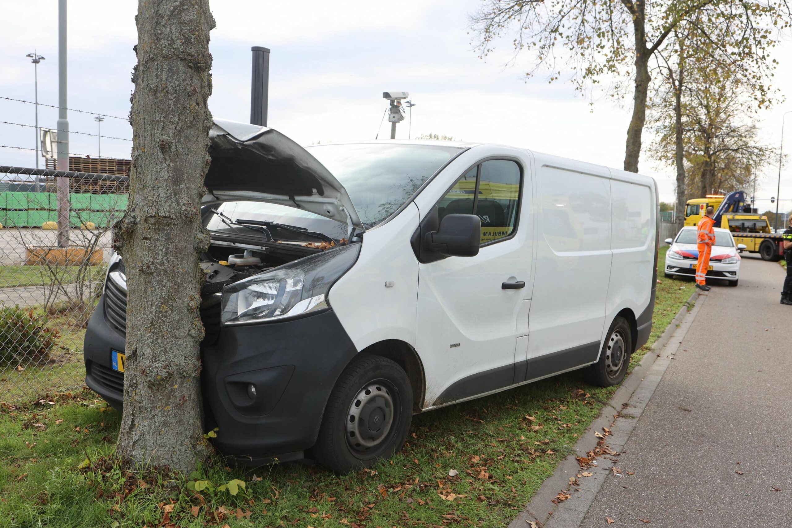 Bestuurder van bestelbus overlijdt na hartaanval, busje eindigt tegen boom - 112Brabant