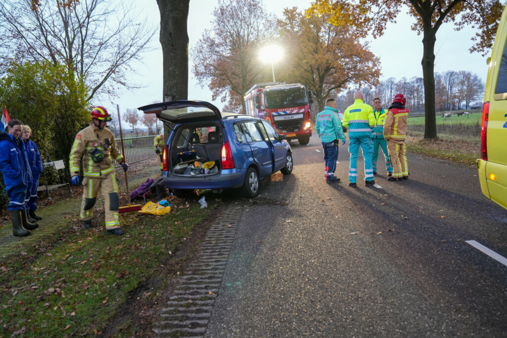 Auto botst tegen boom, traumahelikopter ter plaatse - 112Brabant