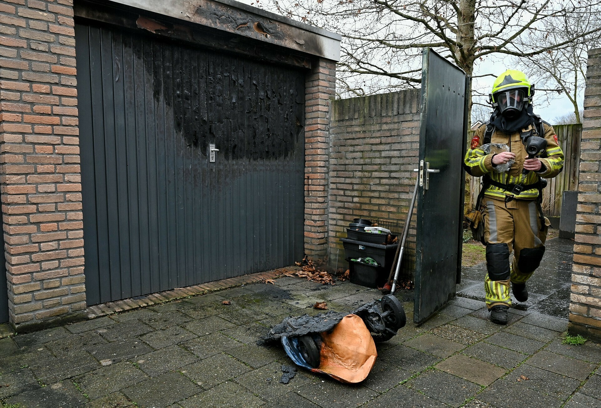 Papiercontainer richt flinke schade aan na brand door mogelijk vuurwerk ...