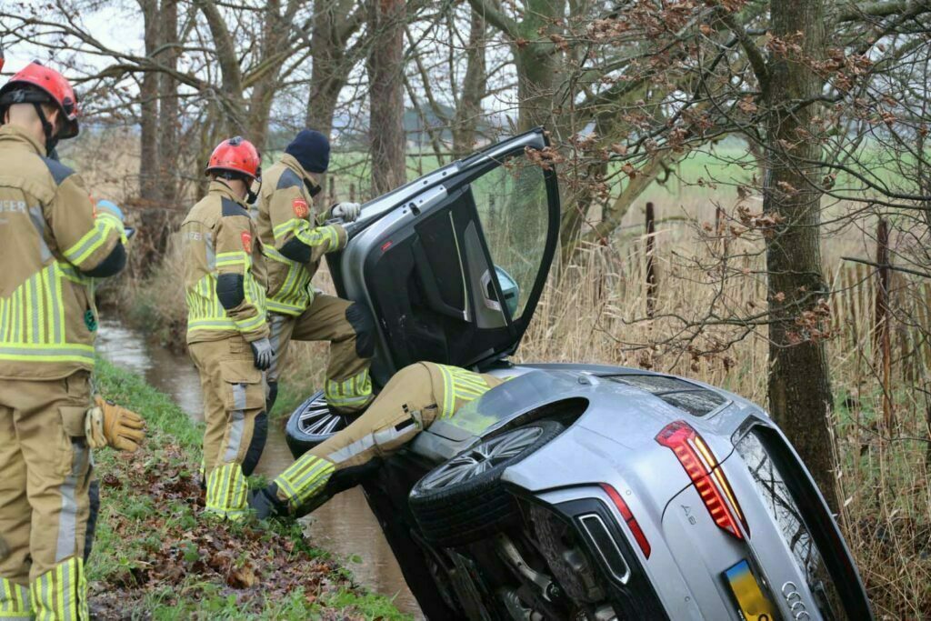 Automobilist verliest macht over het stuur en belandt in sloot - 112Brabant