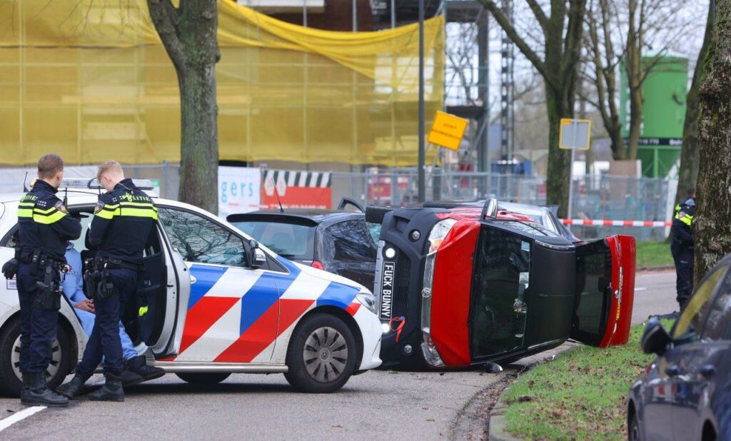 Auto rijdt in op agenten na verkeersruzie, agenten lossen schot ...