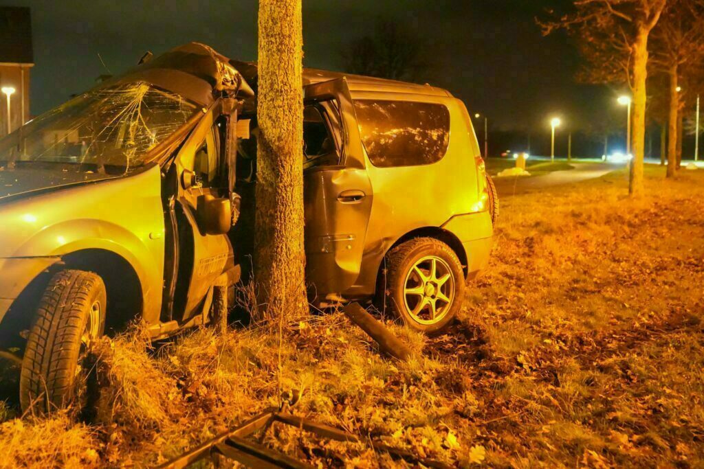 Bestuurder gewond na botsing tegen boom - 112Brabant
