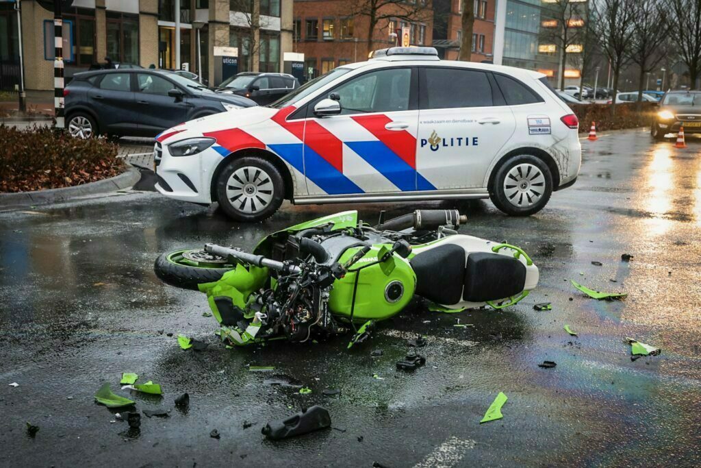 Motorrijder botst achterop auto en raakt gewond - 112Brabant