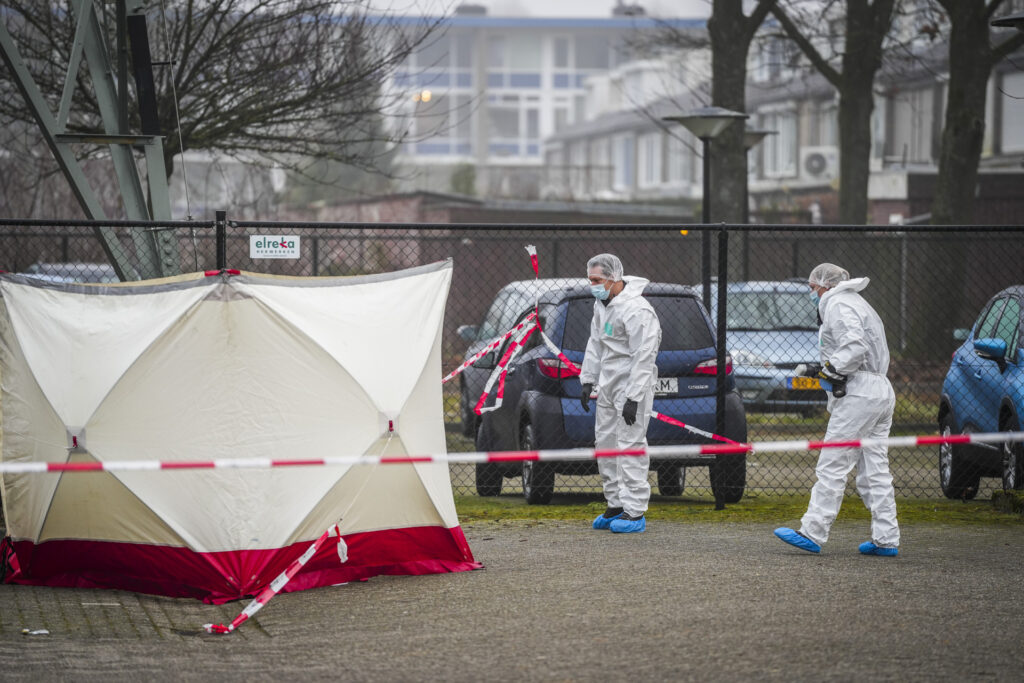 Dode vrouw op parkeerplaats gevonden, politie doet onderzoek - 112Brabant