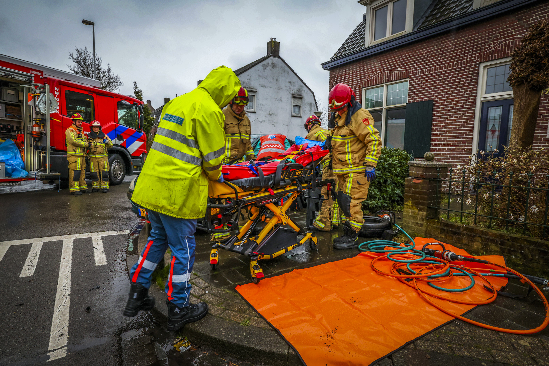 Vrouw door brandweer bevrijd uit auto na ongeval - 112Brabant