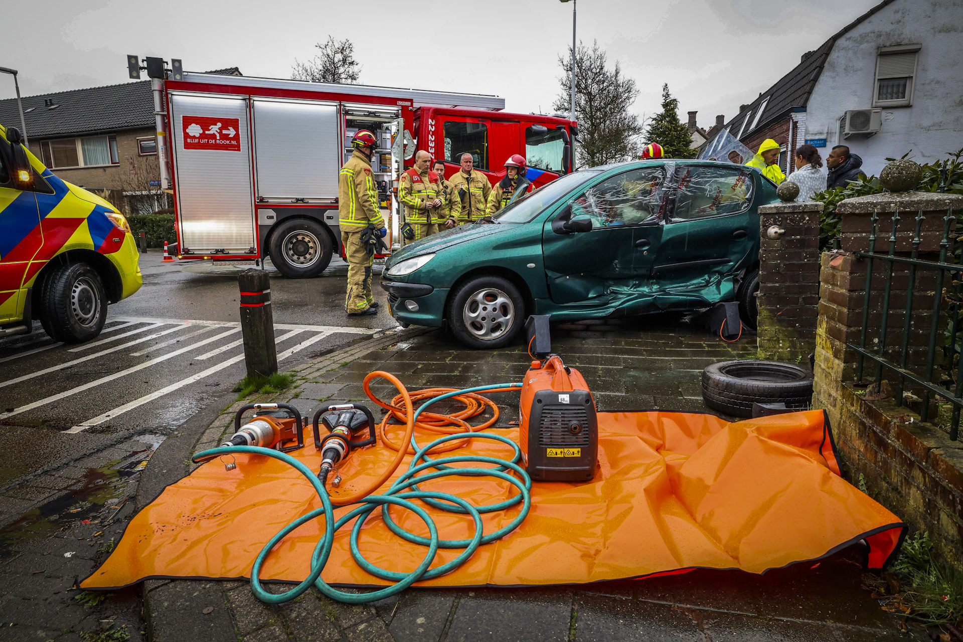 Vrouw door brandweer bevrijd uit auto na ongeval - 112Brabant