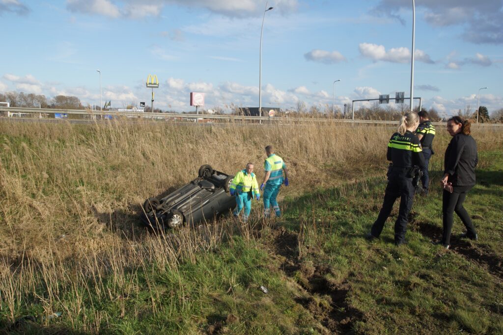 Automobilist verliest macht over het stuur en komt op de kop tot stilstand - 112Brabant