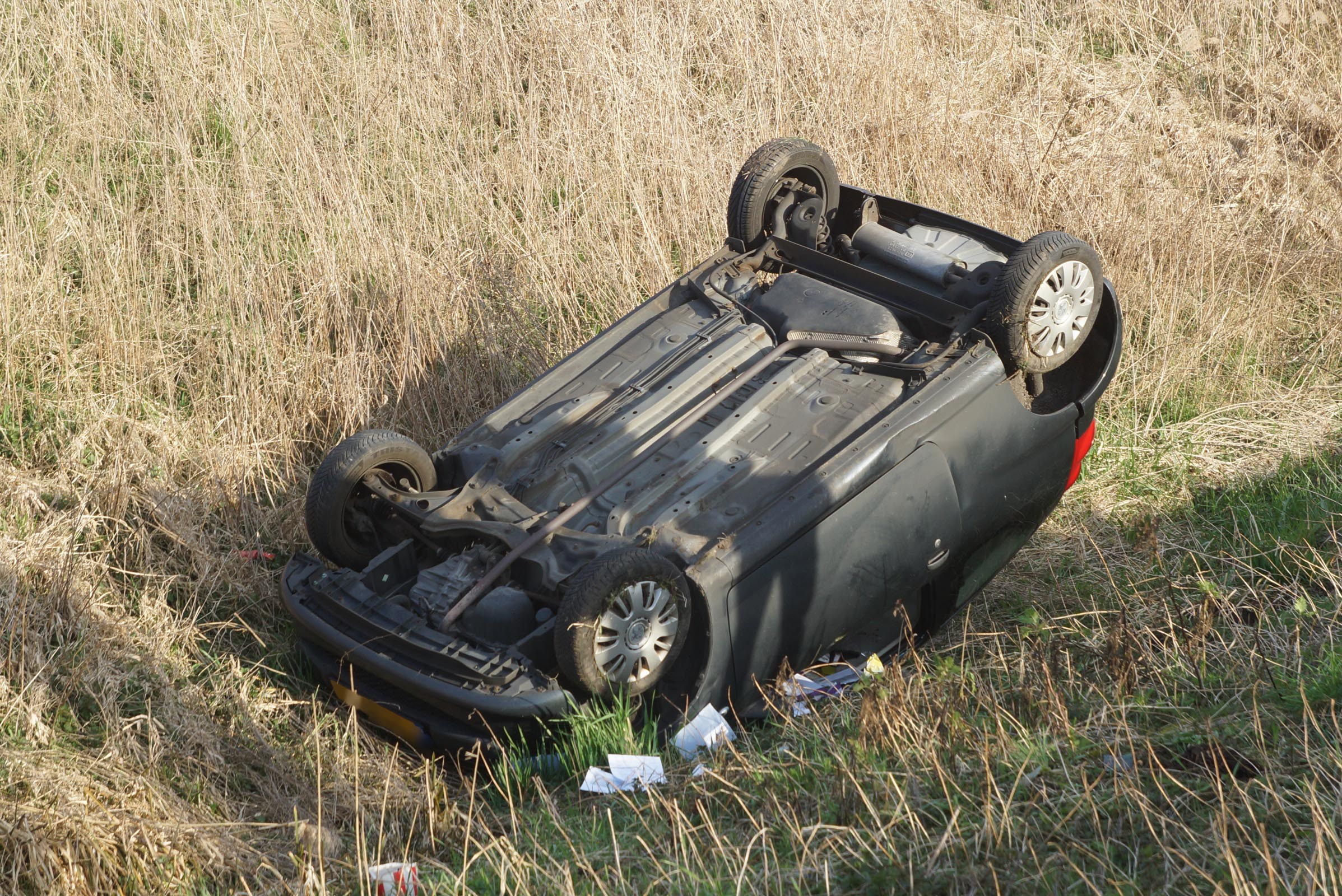 Automobilist verliest macht over het stuur en komt op de kop tot stilstand - 112Brabant