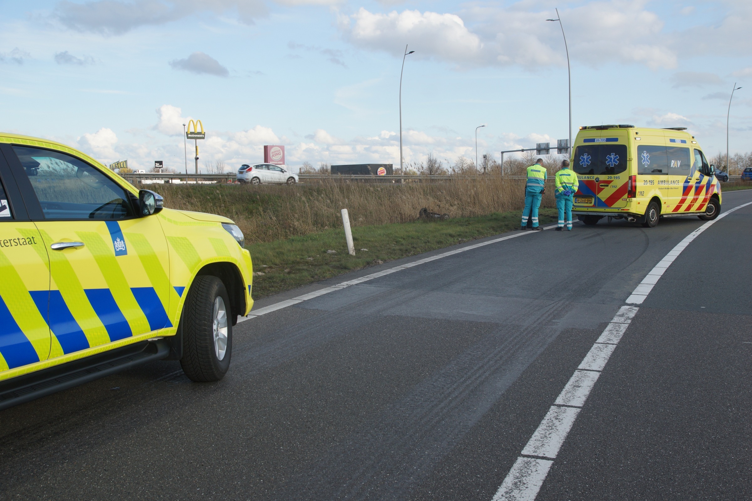 Automobilist verliest macht over het stuur en komt op de kop tot stilstand - 112Brabant