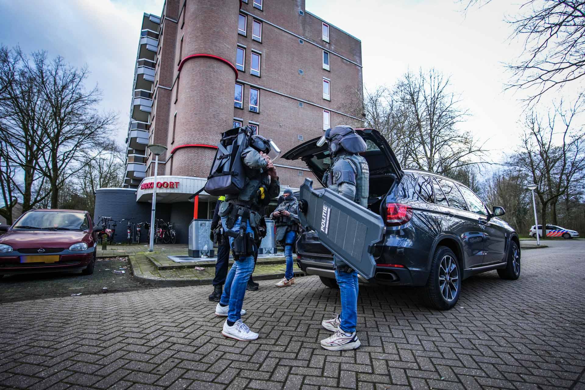 Aanhouding nadat man vanaf balkon schiet op woning - 112 Nederland