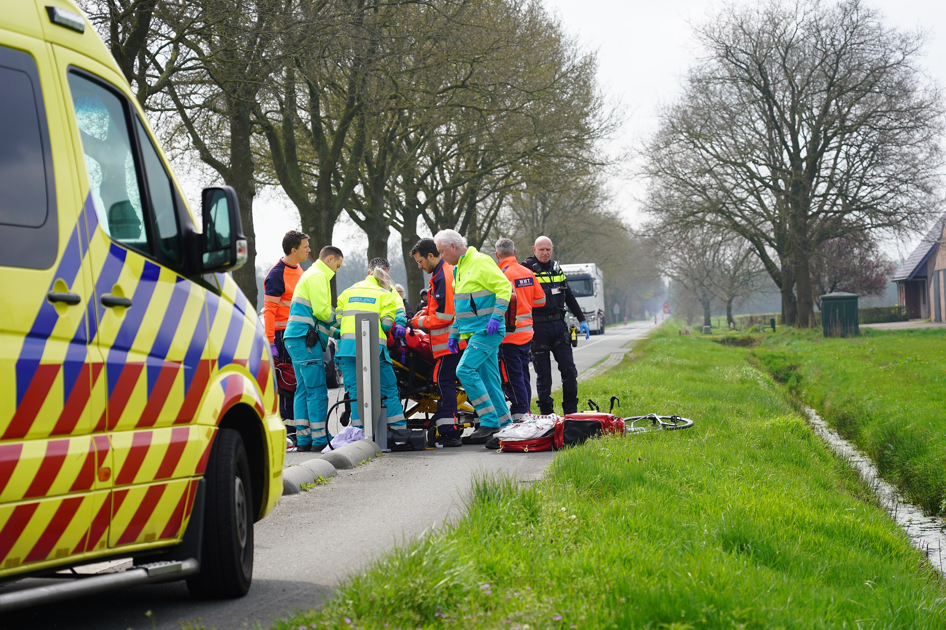 Wielrenster ernstig gewond na botsing tegen paaltje - 112Brabant