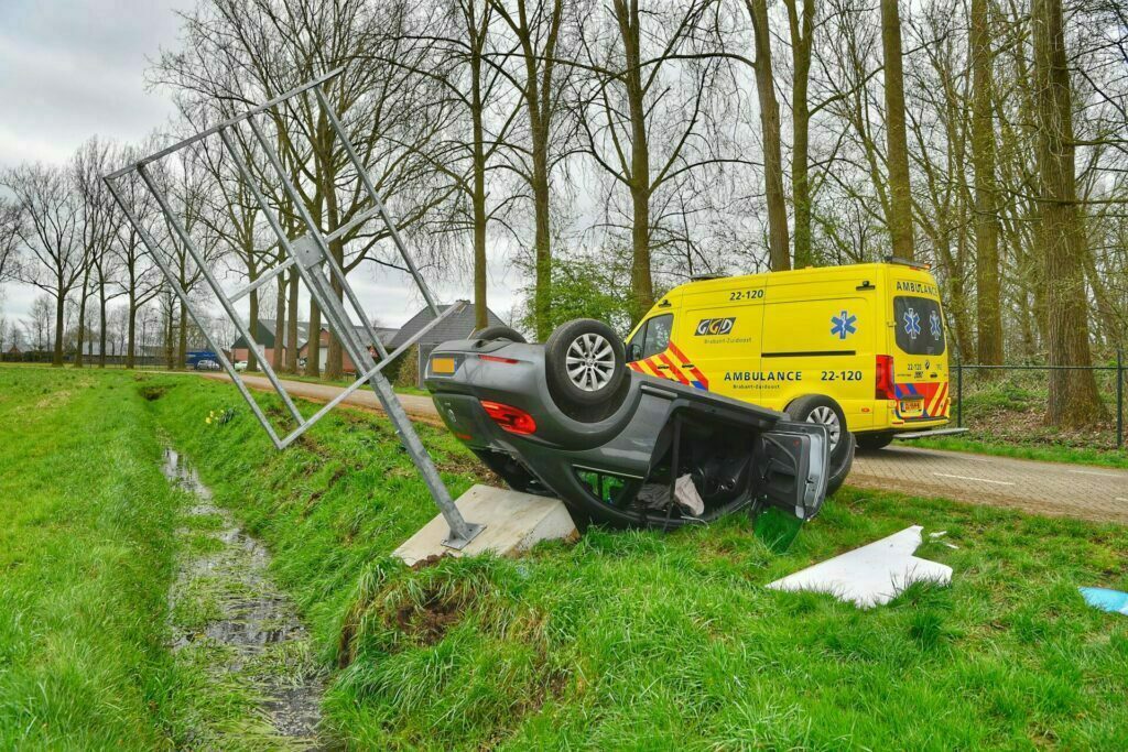 Automobilist verliest macht over het stuur en slaat over de kop - 112Brabant