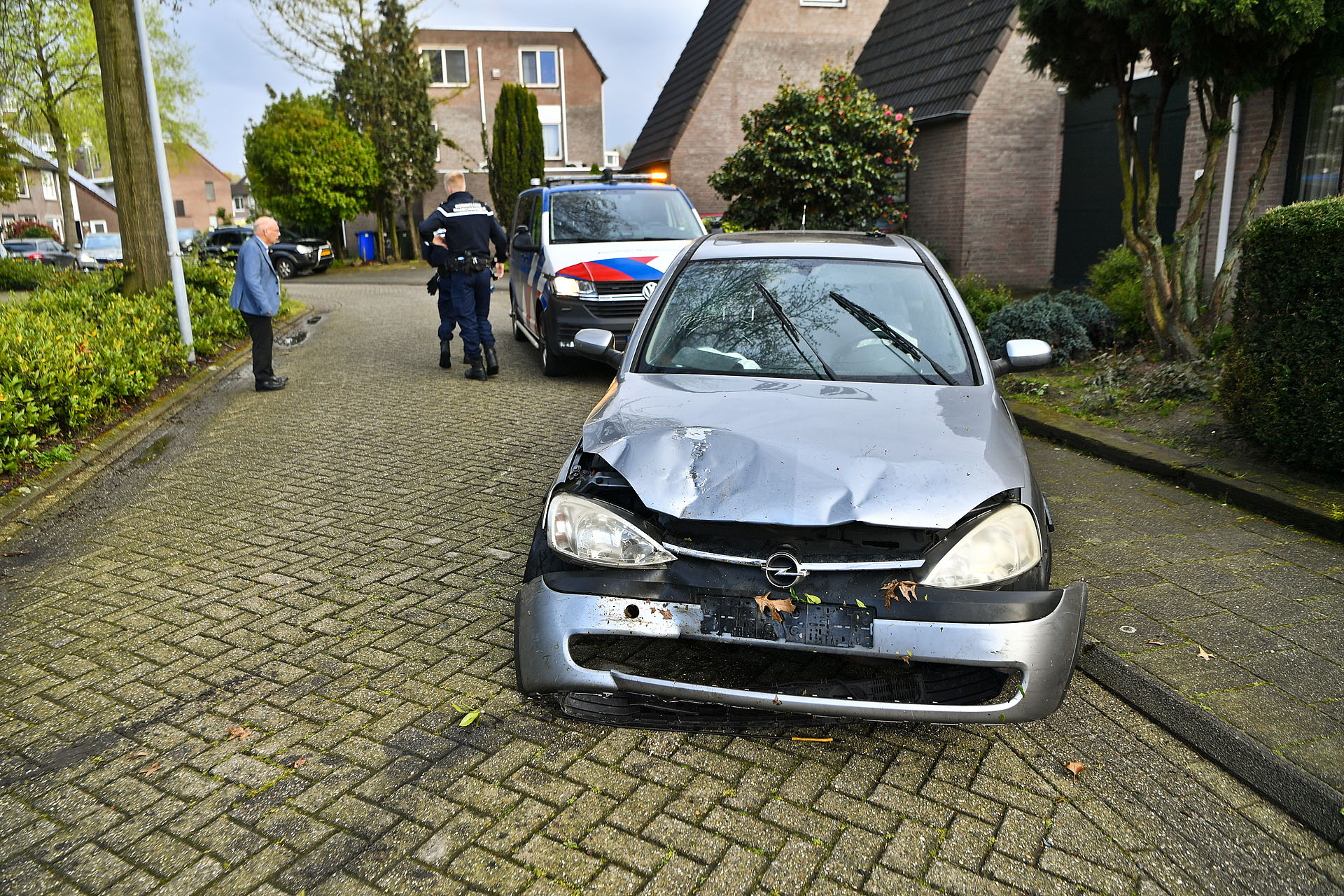 Dronken man rijdt zijn auto kapot in woonwijk - 112Brabant