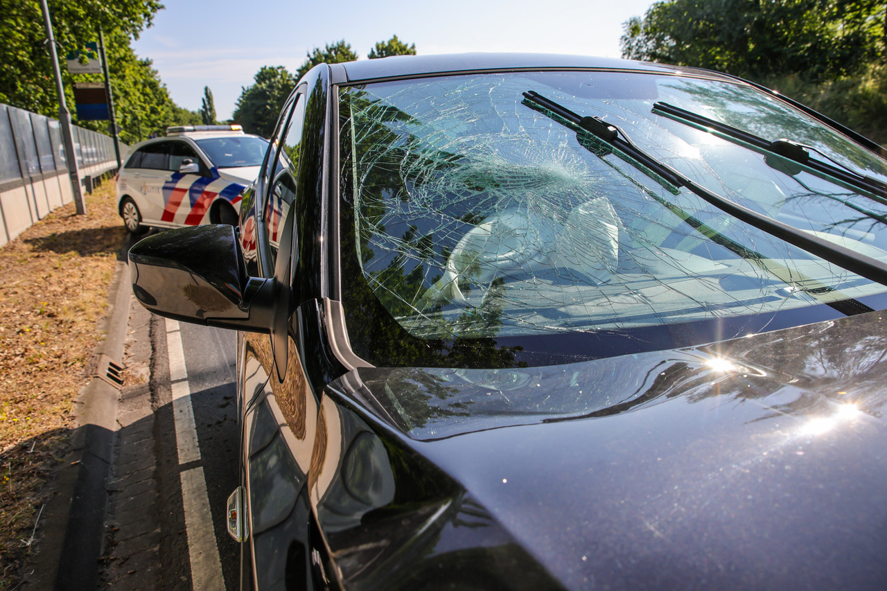 Gewonde nadat auto achter op vrachtwagen botst - 112Brabant