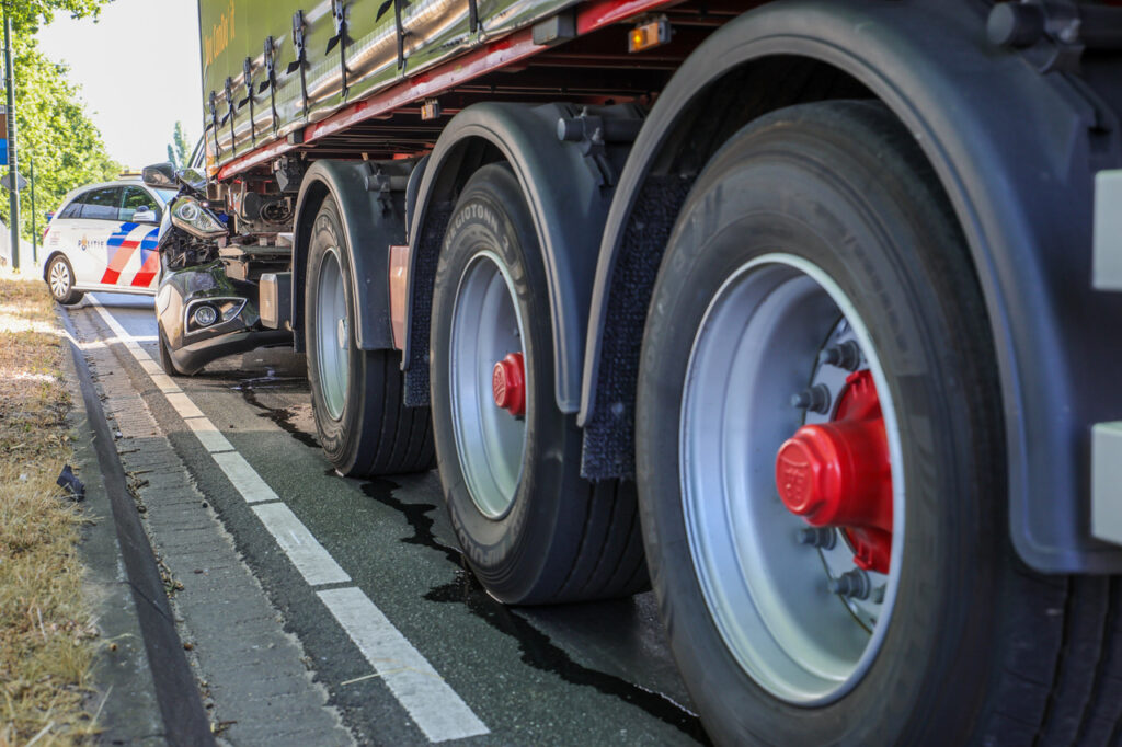 Gewonde nadat auto achter op vrachtwagen botst - 112Brabant