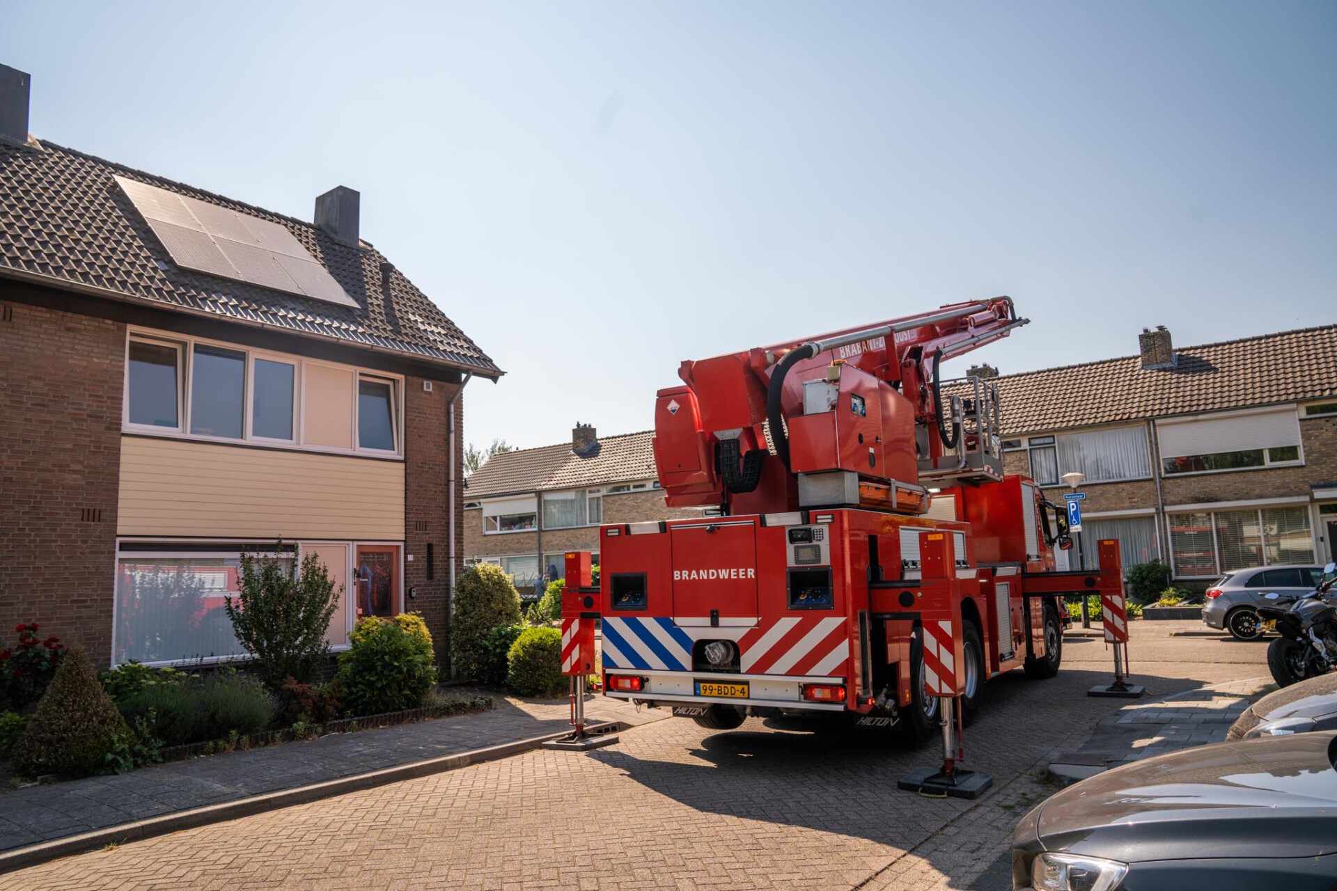 Brandweer redt vastzittende Zwaluw op dak - 112Brabant