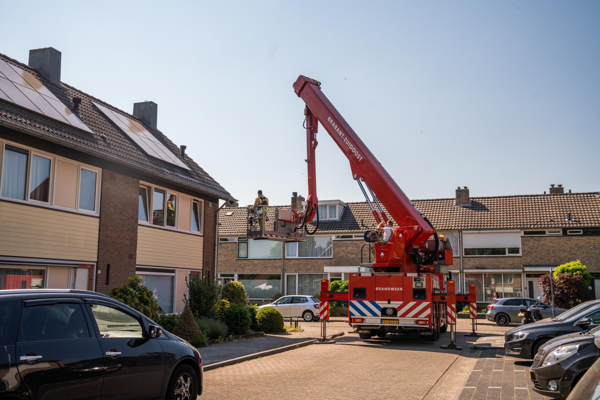Brandweer redt vastzittende Zwaluw op dak - 112Brabant