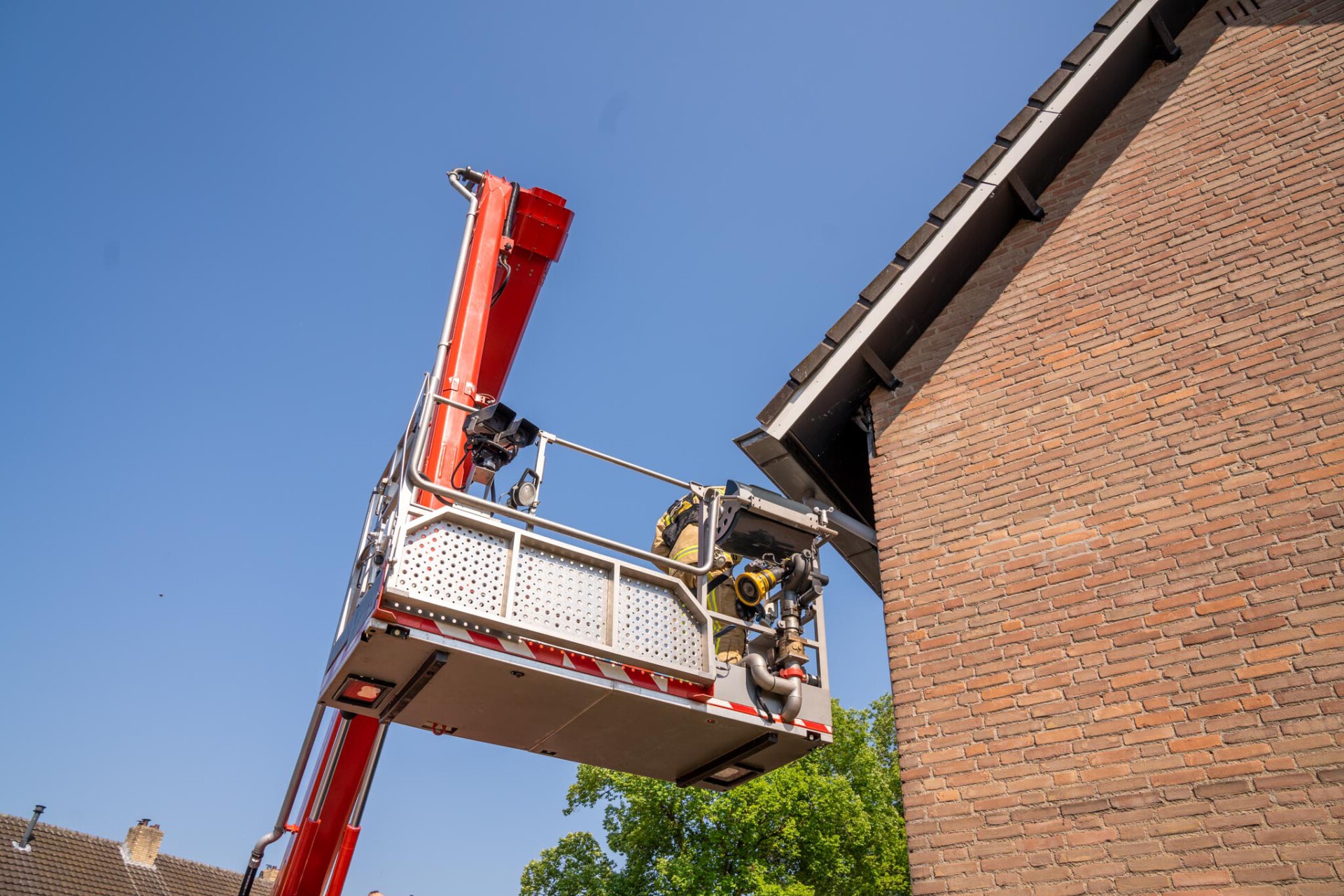 Brandweer redt vastzittende Zwaluw op dak - 112Brabant