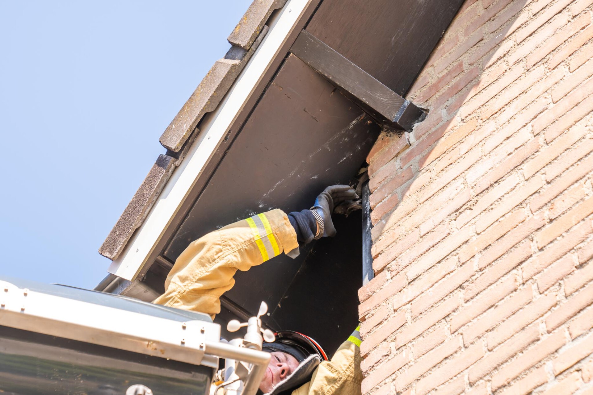 Brandweer redt vastzittende Zwaluw op dak - 112Brabant