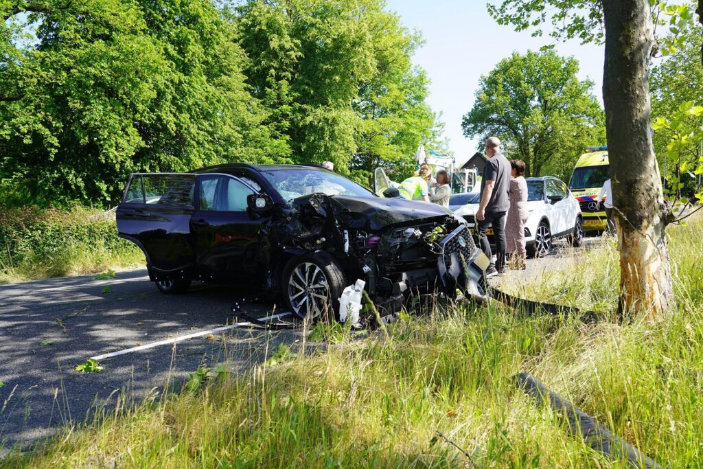 Automobiliste verliest macht over het stuur en klapt tegen boom - 112Brabant
