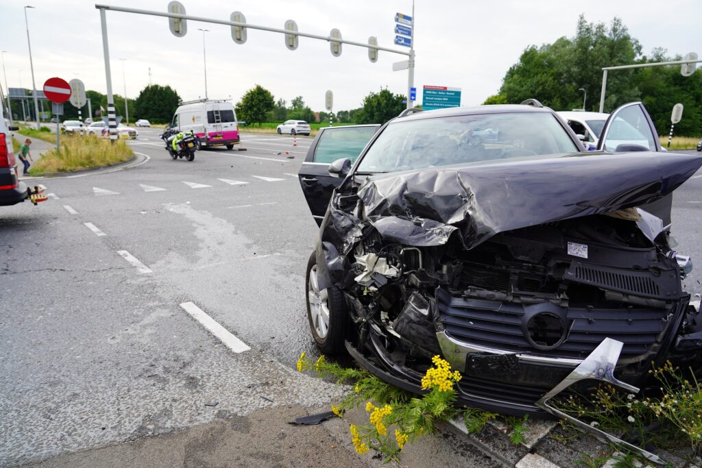 Twee gewonden bij ongeval tussen auto en busje op kruising - 112Brabant