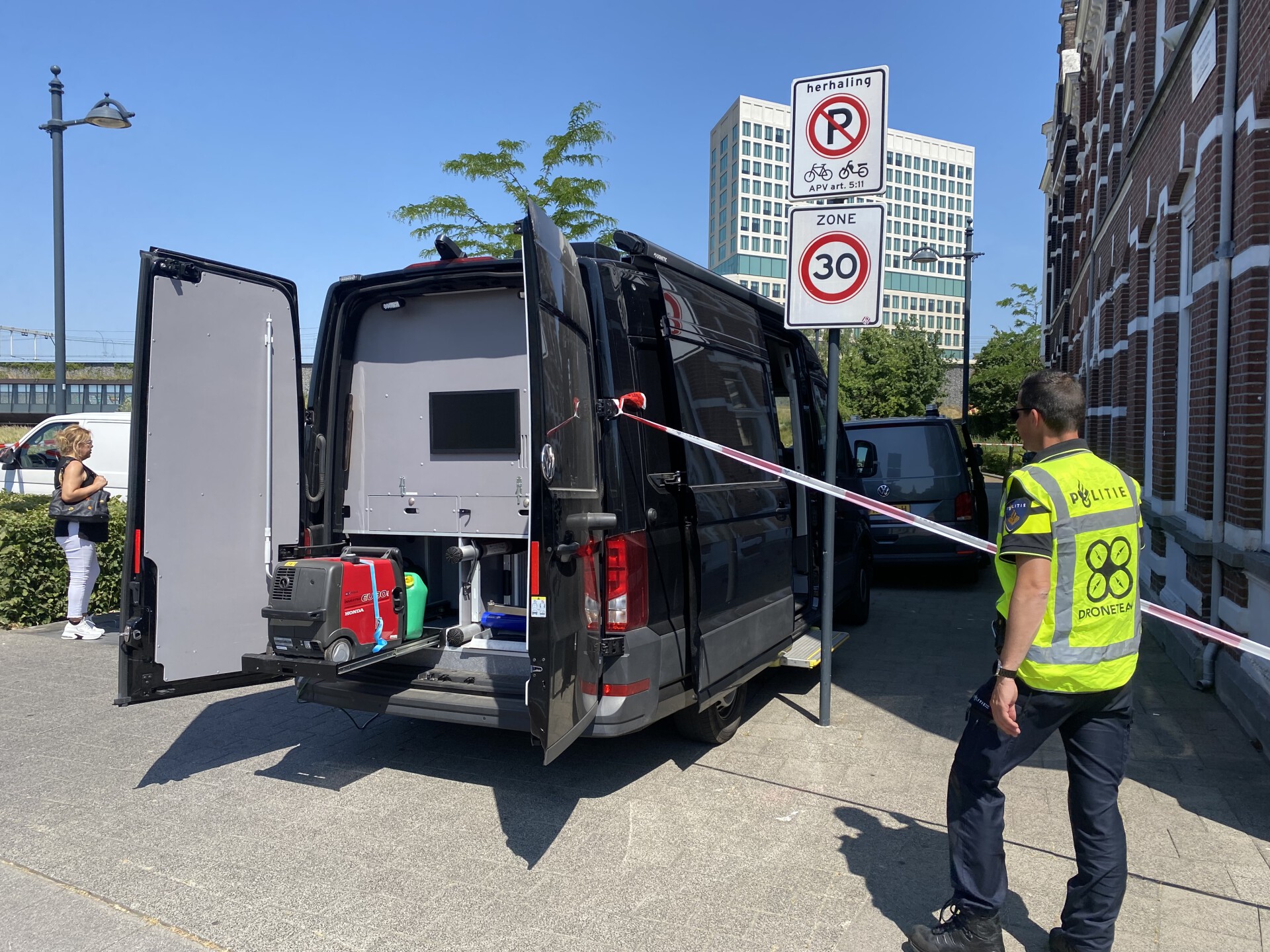 FOTO SERIE: Lichaam aangetroffen, politie doet onderzoek in Breda