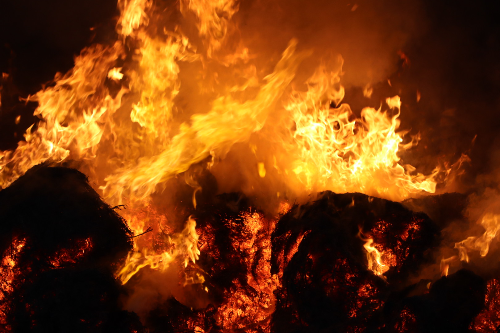 Hoge vlammen bij brand in hooiberg - 112Brabant