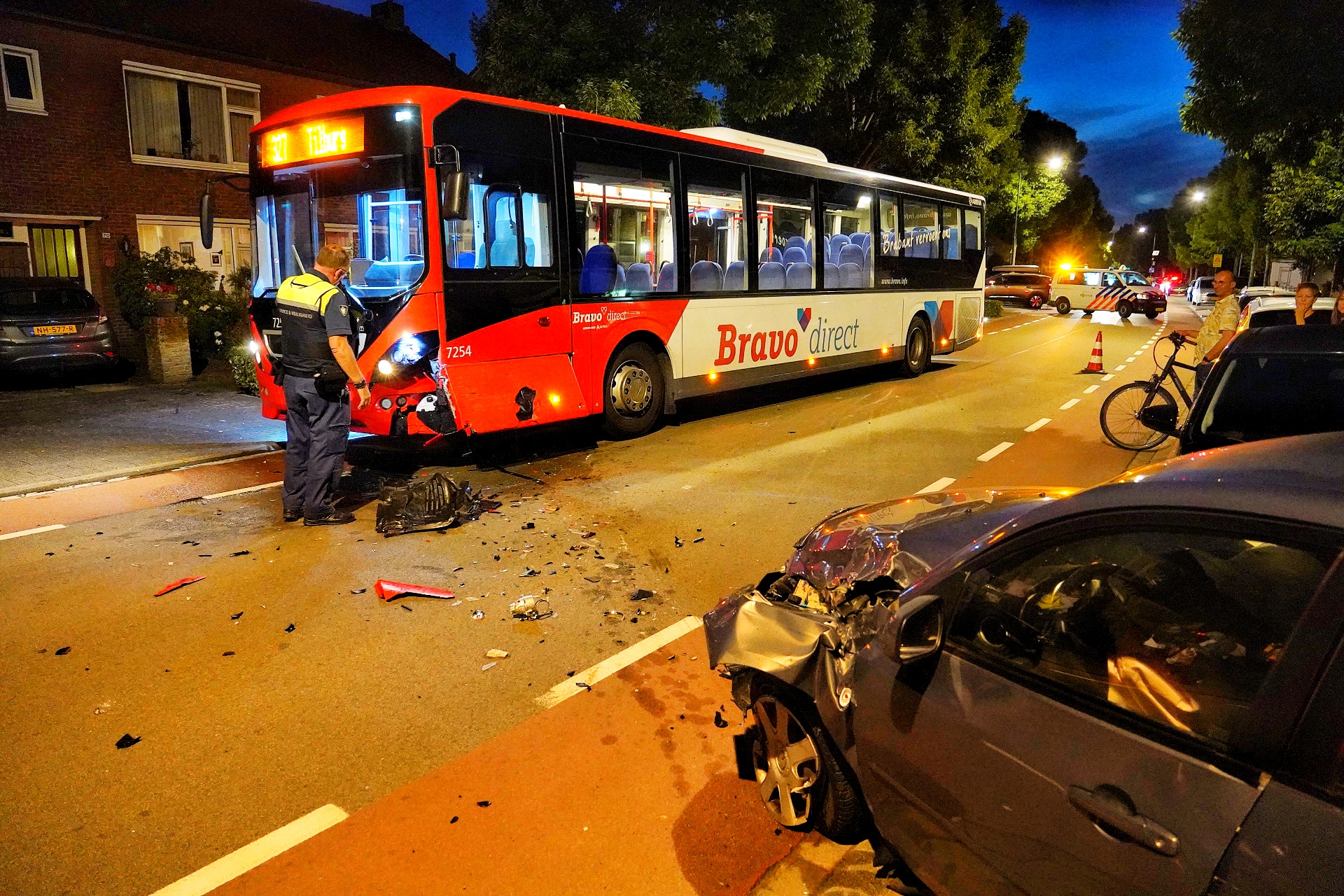 Auto botst tegen bus, automobilist gewond - 112Brabant