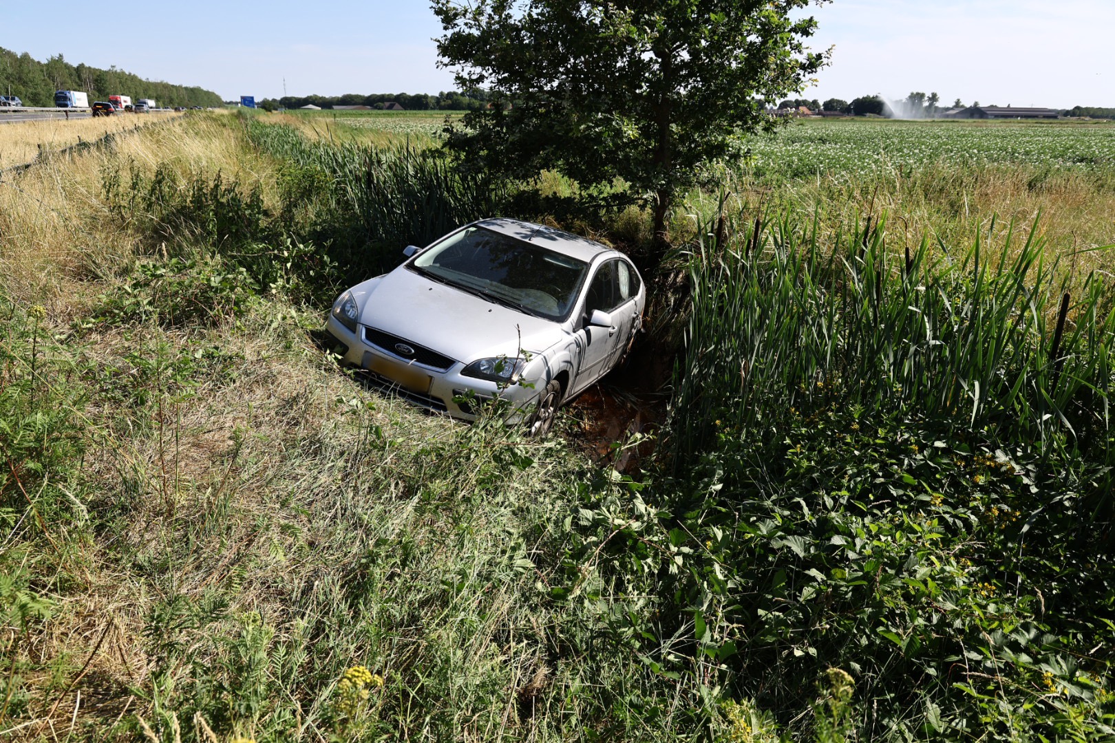 Automobilist verliest controle over voertuig op snelweg en beland in de berm - 112Brabant