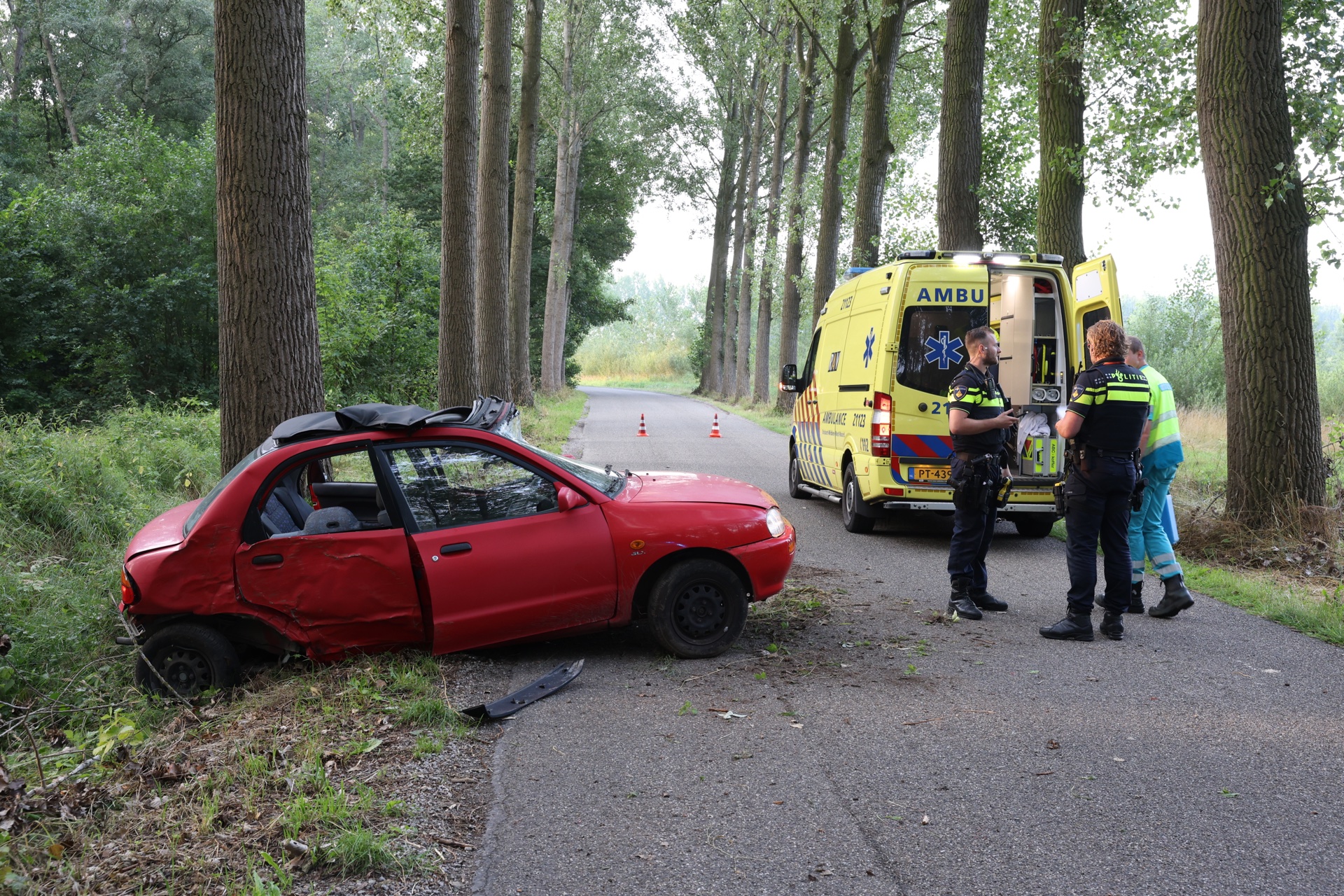 Automobilist crasht tegen boom en raakt gewond - 112Brabant
