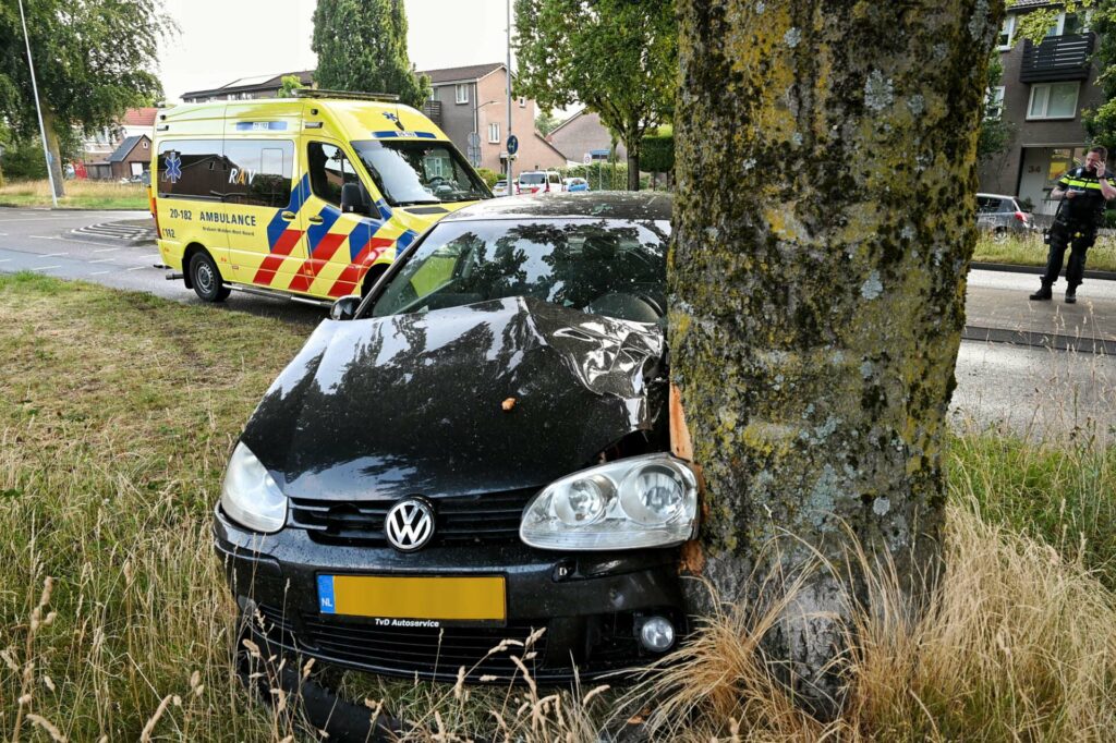Automobilist raakt controle over stuur kwijt en botst tegen boom - 112Brabant