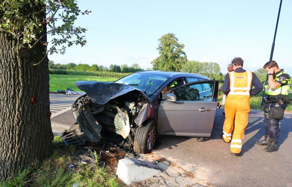 Automobiliste (73) ernstig gewond na botsing tegen boom - 112Brabant