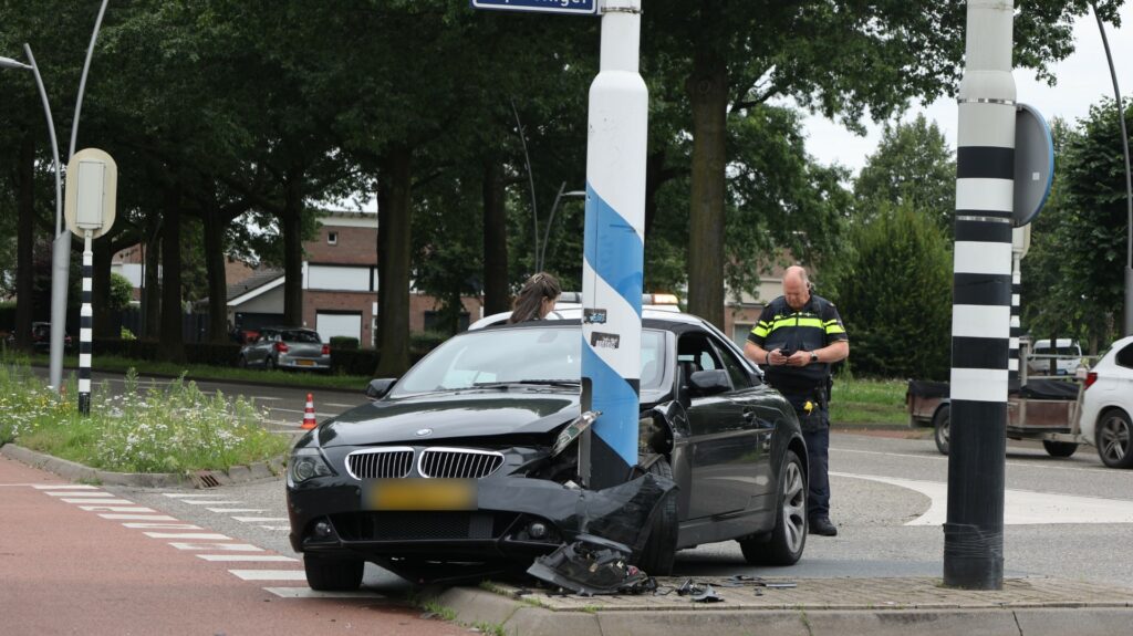 Auto botst tegen paal, automobilist slaat op de vlucht - 112Brabant