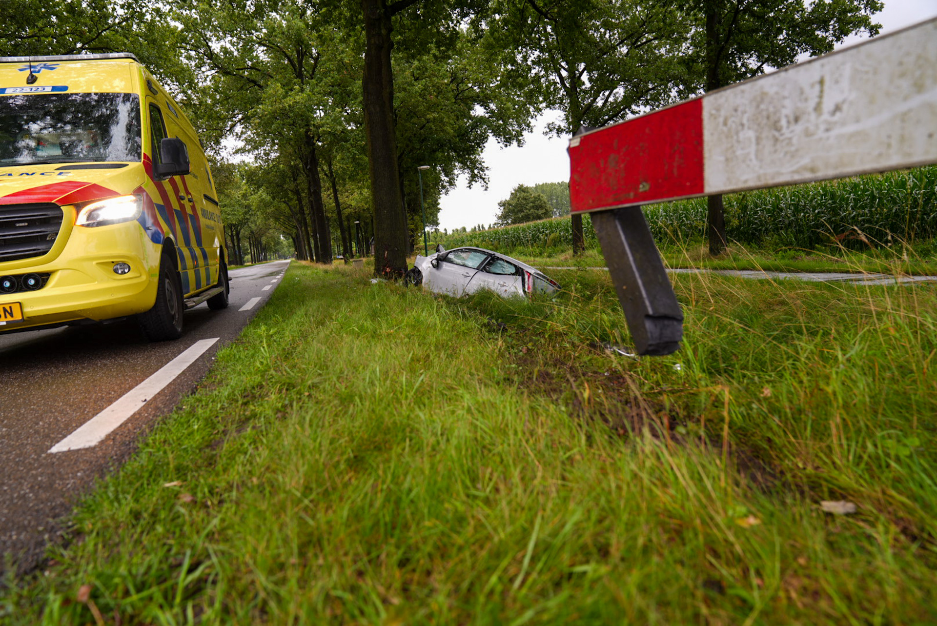 Vrouw rijdt in bocht rechtdoor en crasht tegen boom - 112Brabant