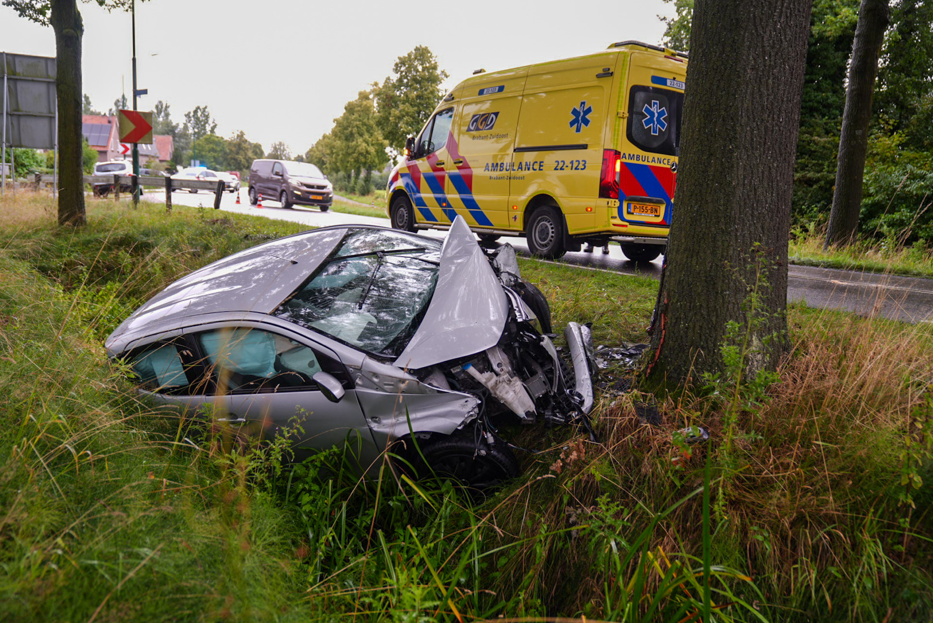 Vrouw rijdt in bocht rechtdoor en crasht tegen boom - 112Brabant