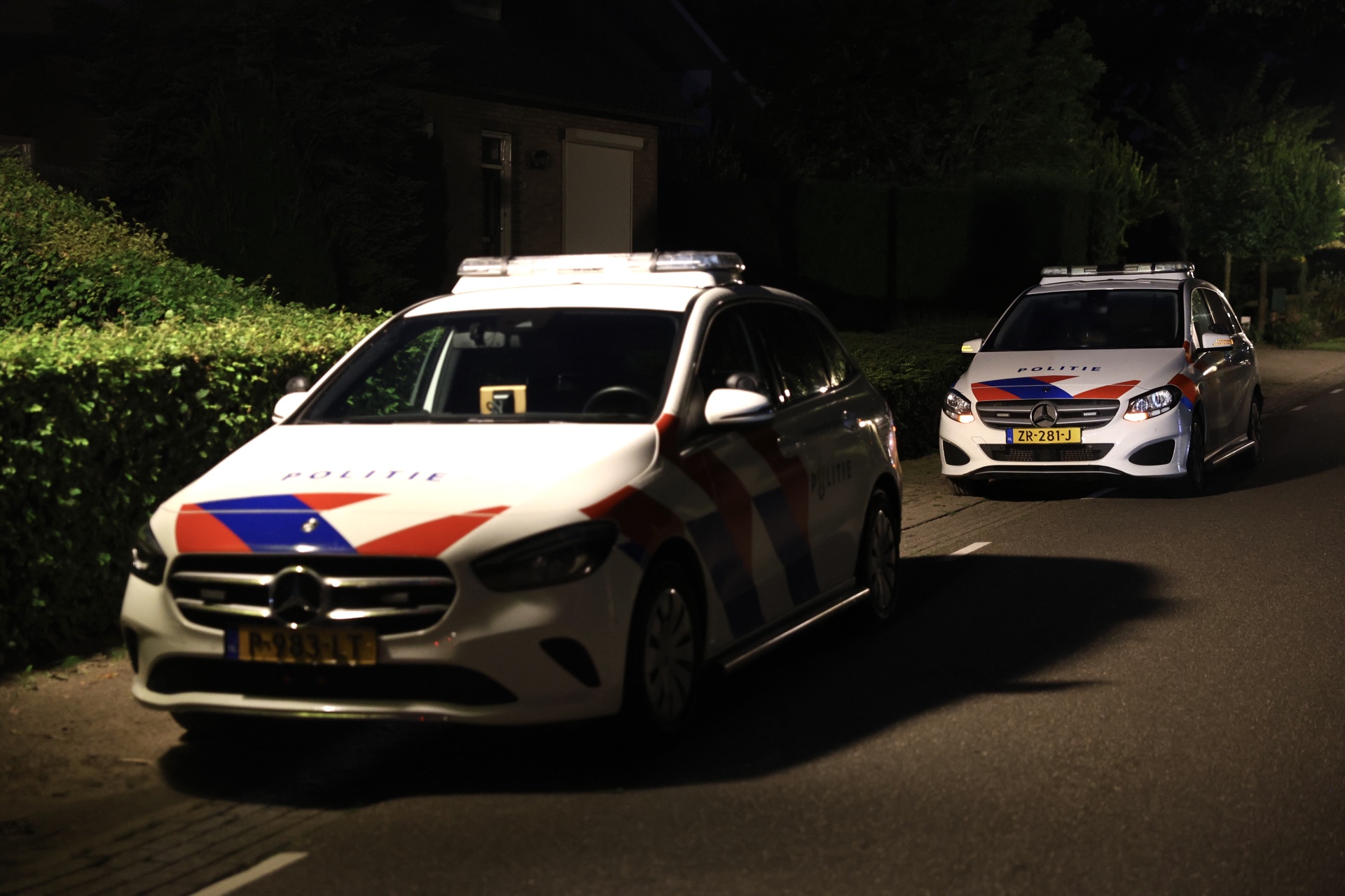 Automobilist botst tegen boom en belandt met voertuig op zijn kant - 112Brabant