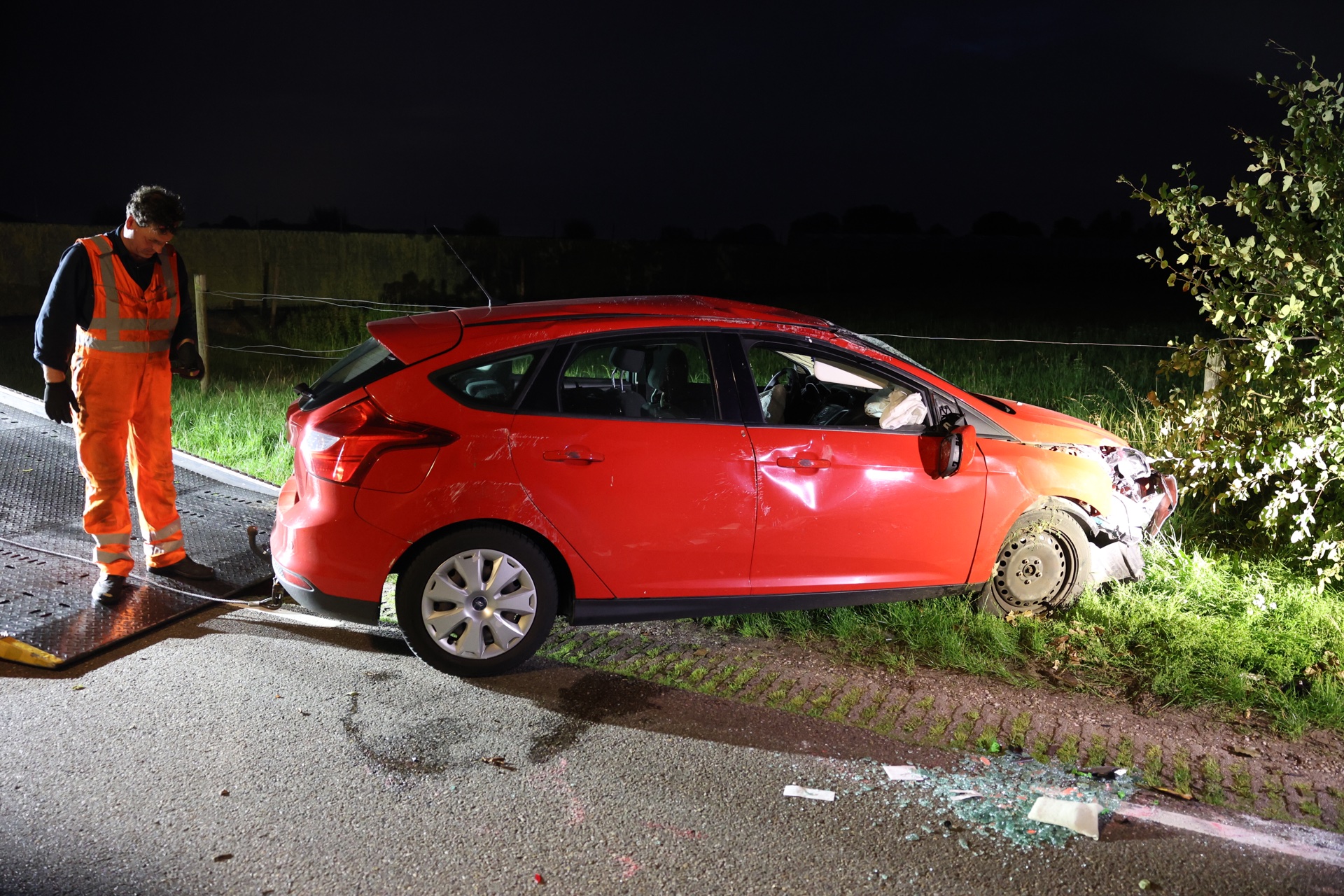 Automobilist botst tegen boom en belandt met voertuig op zijn kant - 112Brabant