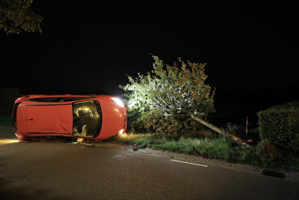 Automobilist botst tegen boom en belandt met voertuig op zijn kant ... Automobilist botst tegen boom en belandt met voertuig op zijn kant ...