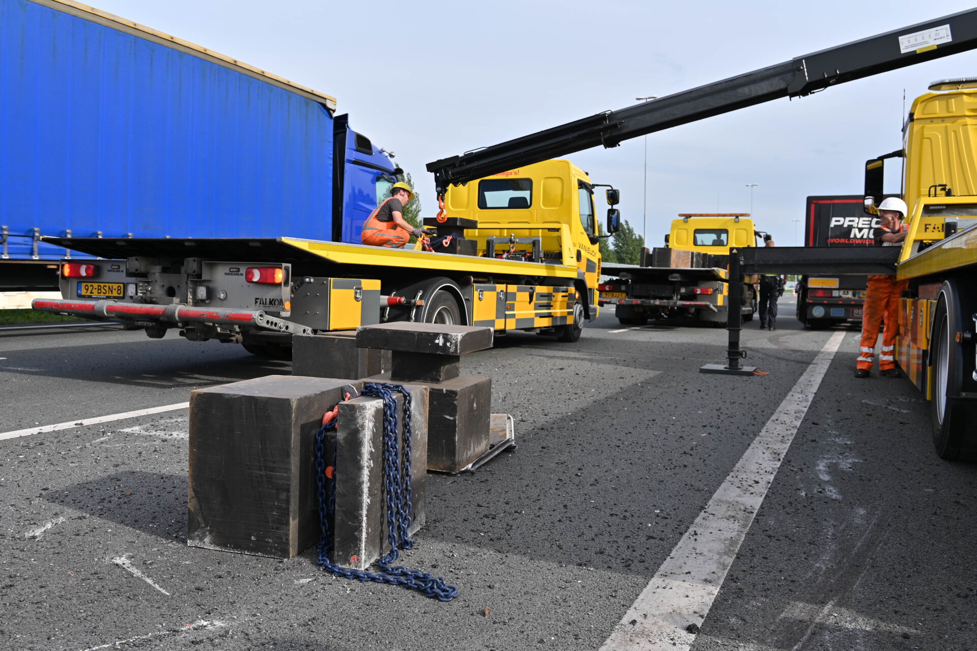 Vrachtwagen verliest 1000 kilo betonblokken op A16, twee rijstroken afgesloten - 112Brabant