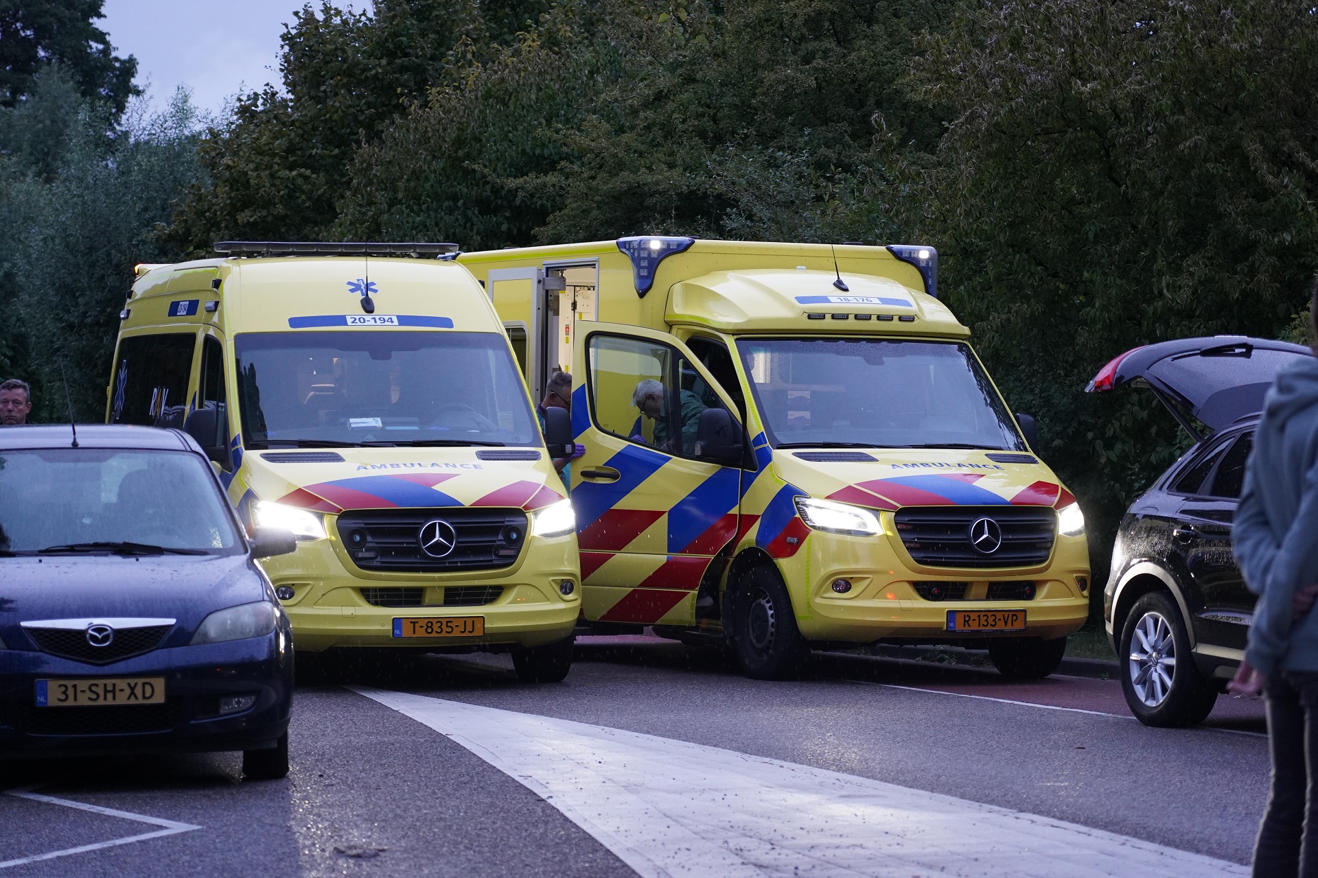 Auto schept fietser en botst daarna tegen boom, 4 gewonden - 112Brabant