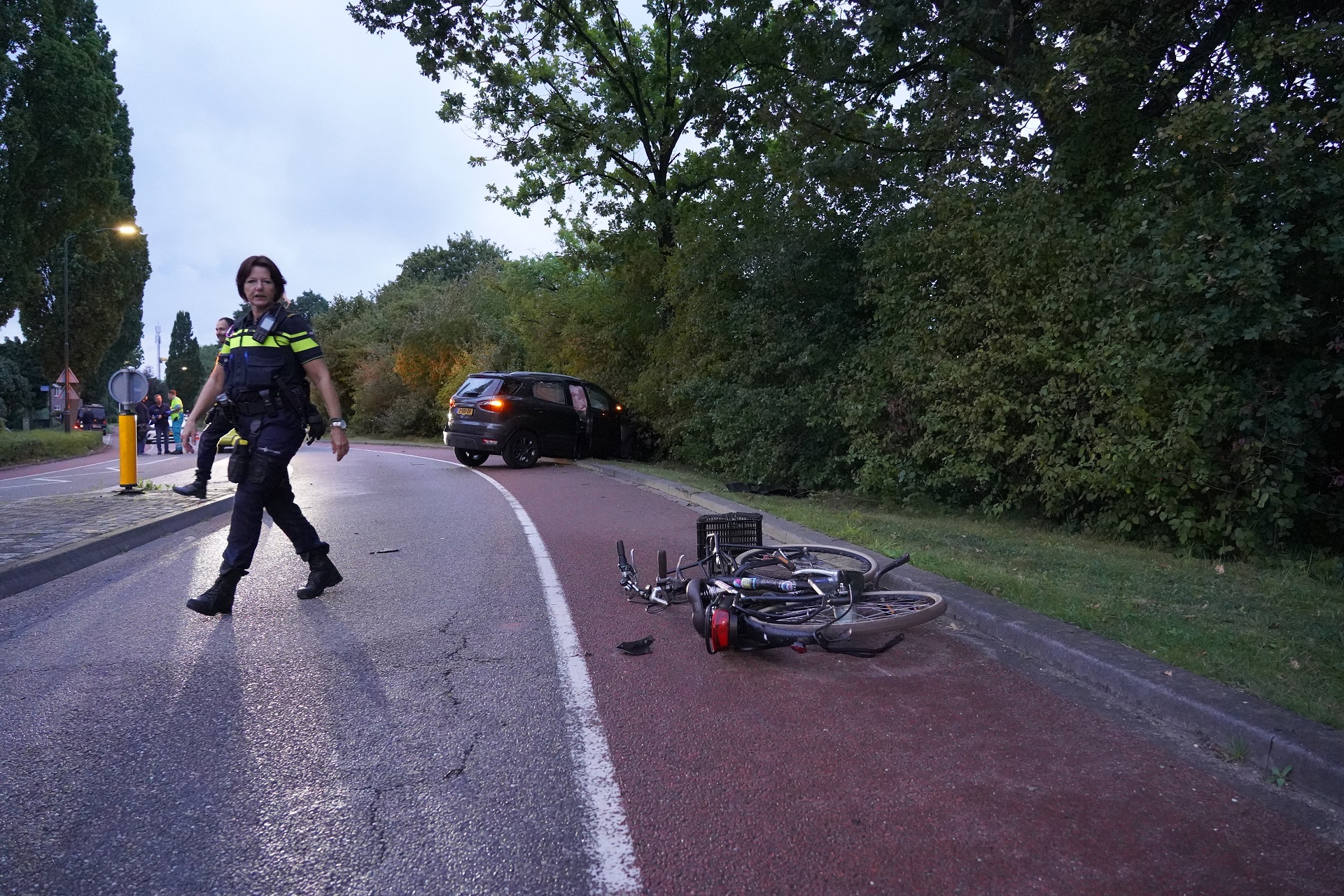 Auto schept fietser en botst daarna tegen boom, 4 gewonden - 112 Nederland