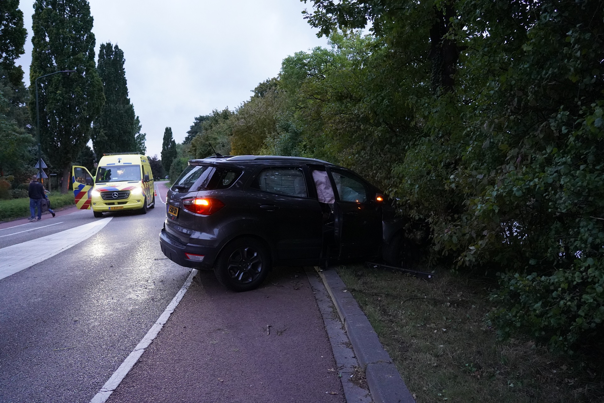 Auto schept fietser en botst daarna tegen boom, 4 gewonden - 112Brabant