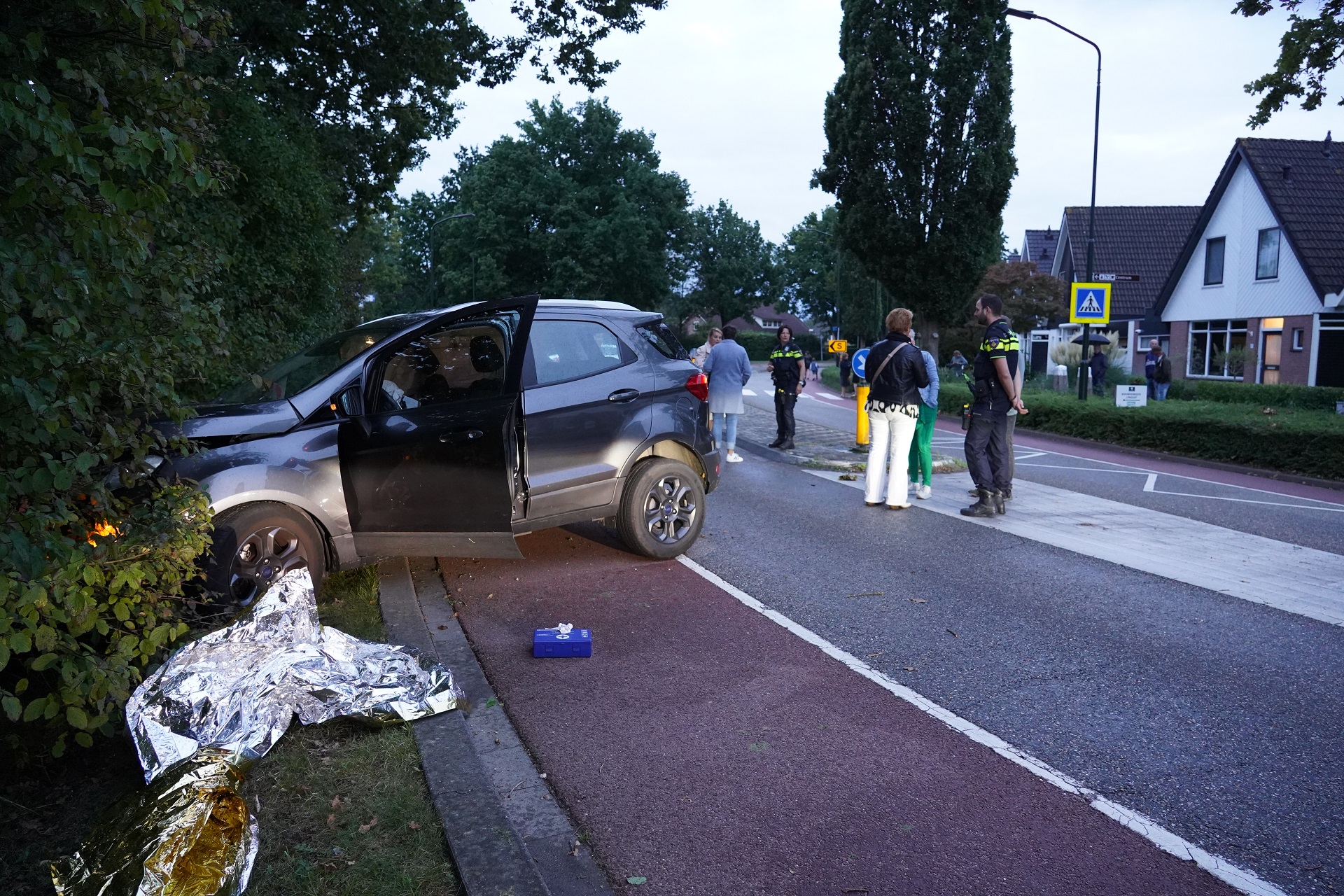 Auto schept fietser en botst daarna tegen boom, 4 gewonden - 112Brabant