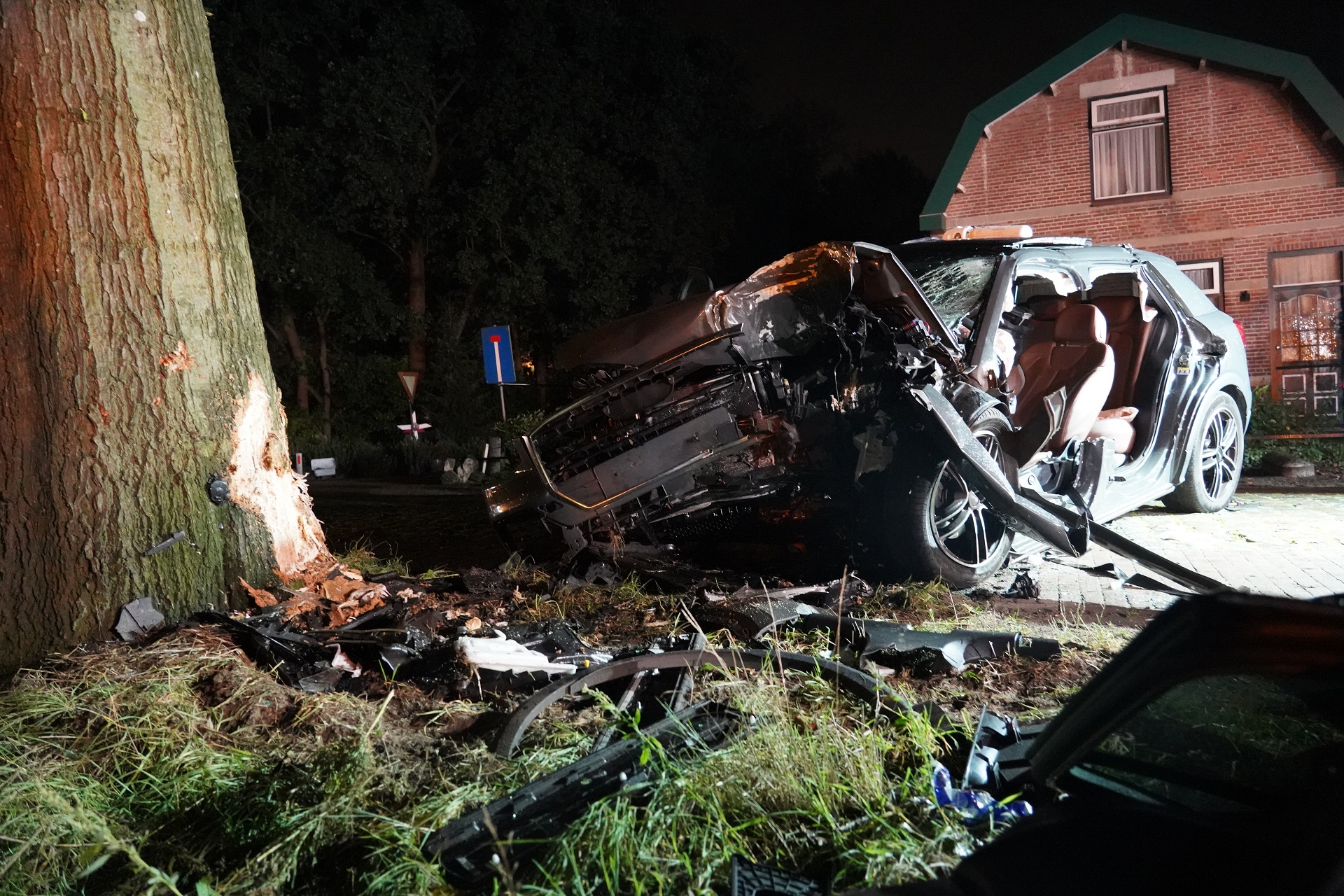 Auto botst tegen boom, twee zwaargewonden - 112Brabant