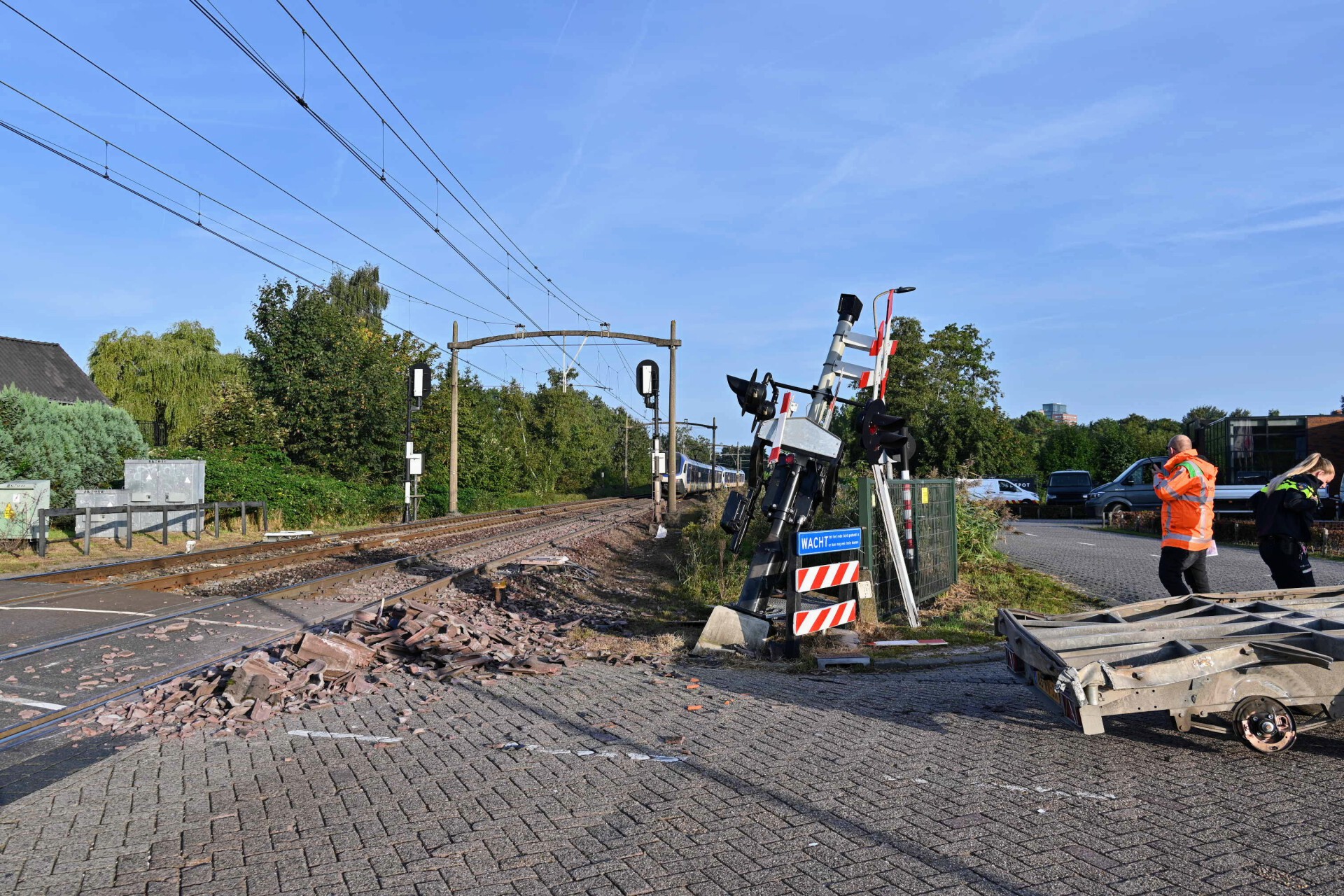 Trein ramt aanhanger met dakpannen, bestuurder ongedeerd - 112Brabant