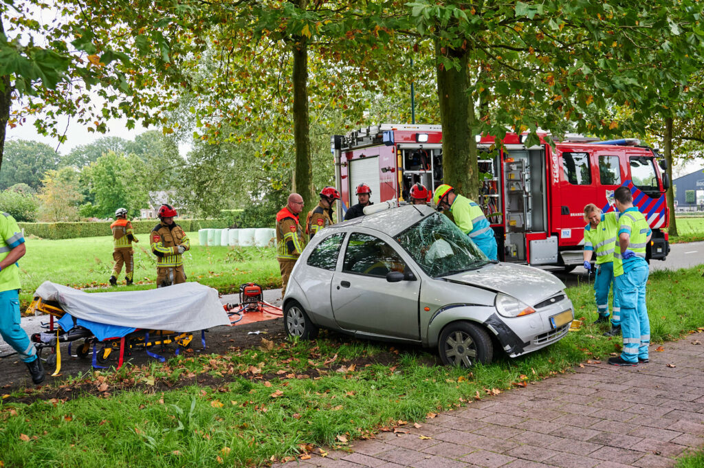 Automobilist zwaargewond na botsing tegen boom - 112Brabant